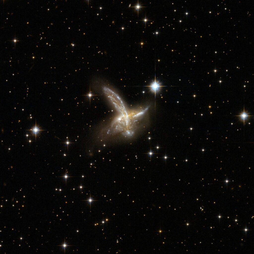 Astronomers reveal two galaxies that resemble bird in flight - Discover ...