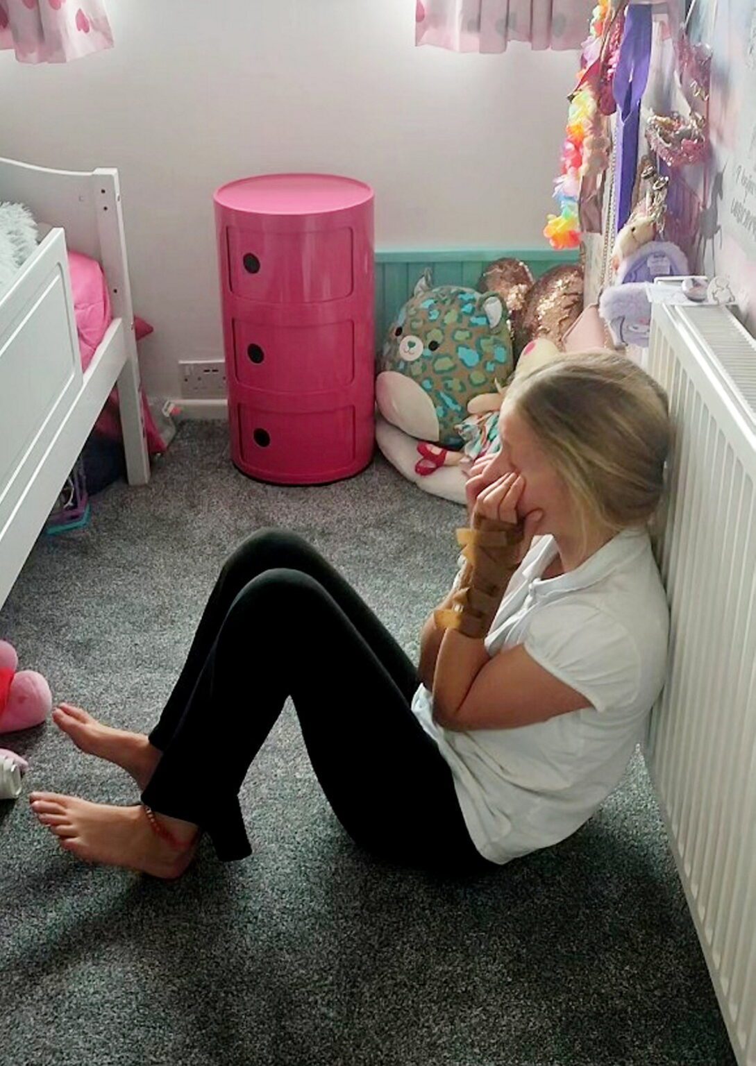 Moment girl, 11, bursts into tears over social media ban - Discover SWNS